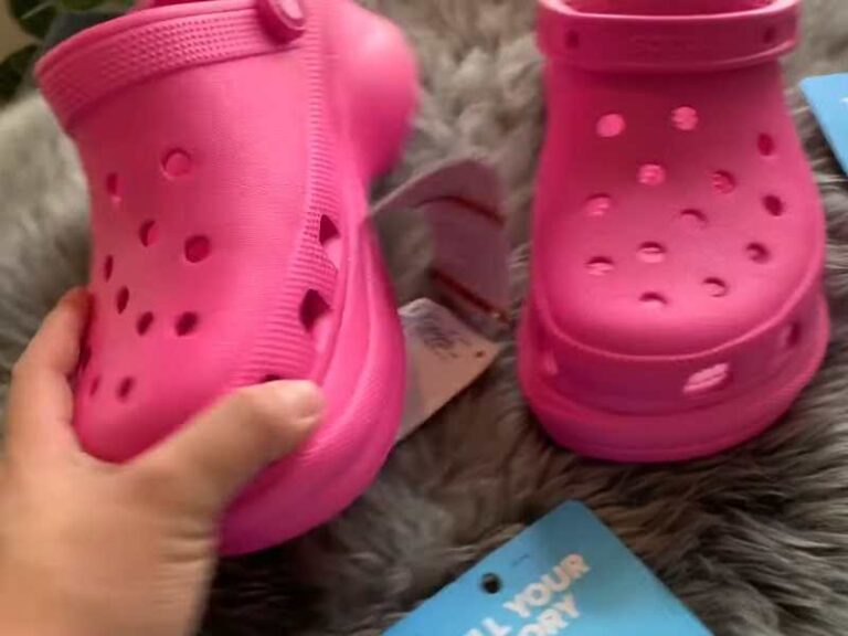 How to Put Jibbitz on Crocs: A Complete Guide - VivaCrocs